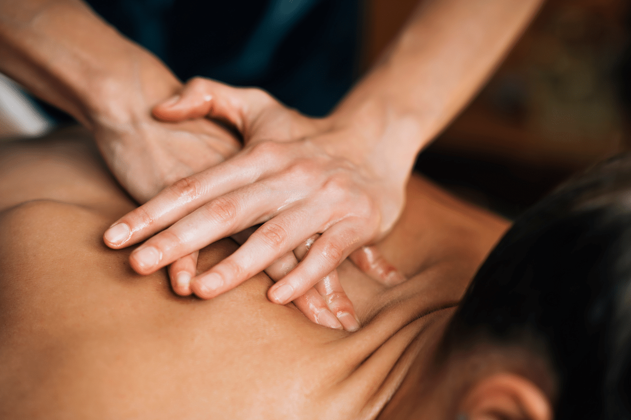 Massaggio Olio Essenziale: Benessere per Corpo e Mente